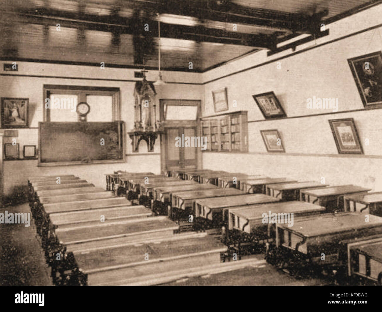 SJCM 1913 Junior Classroom Stock Photo - Alamy