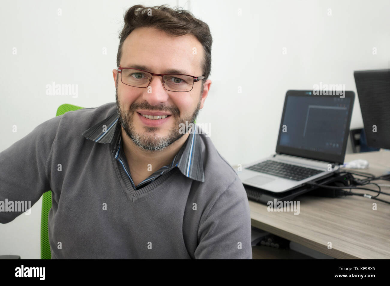 Happy software hi-res stock photography and images - Alamy