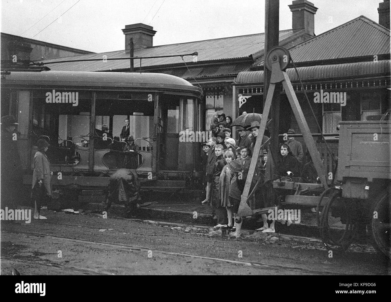 42427 A derailed MarrickvilletoCircular Quay tram runs into house at ...