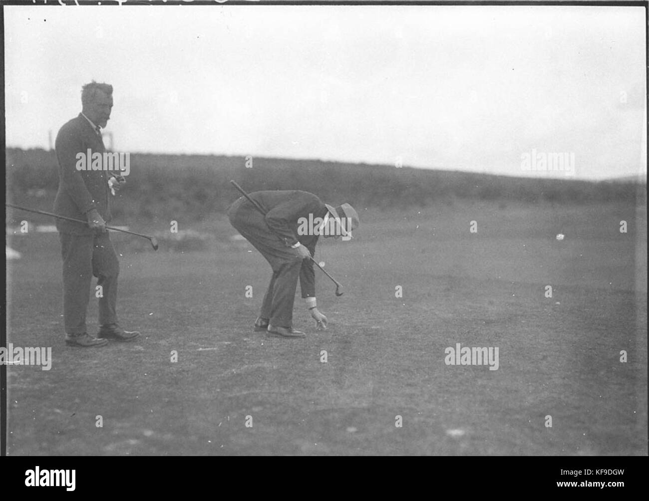 8461 A golfer replacing the divot Stock Photo - Alamy