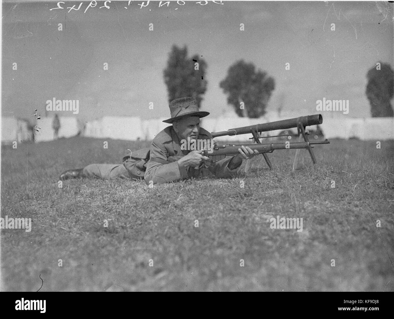 51268 A McMurtrie of Lithgow Club on 300 yard mound Stock Photo - Alamy
