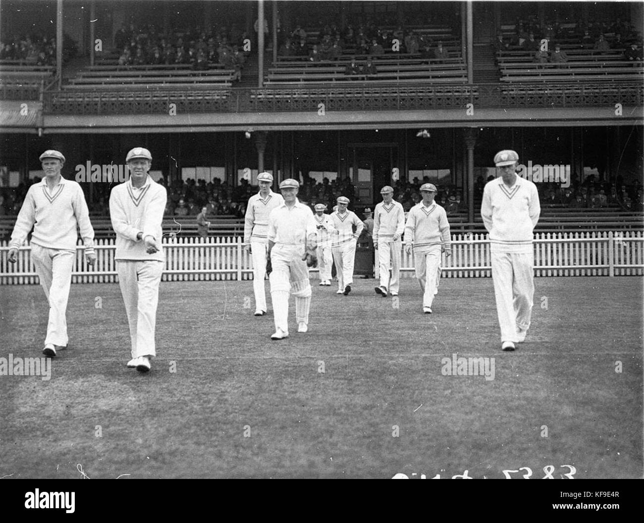 50709 Australia takes the field Wicketkeeper Bert Oldfield with pads in ...