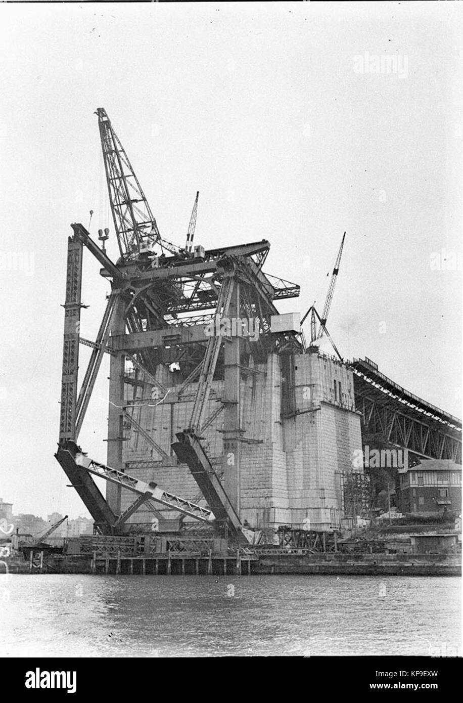 44177 Completing the first bay on the south side Stock Photo - Alamy