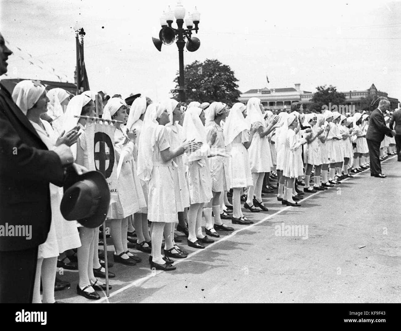 9643 Crowd of junior Red Cross girls clap the Duke Stock Photo - Alamy