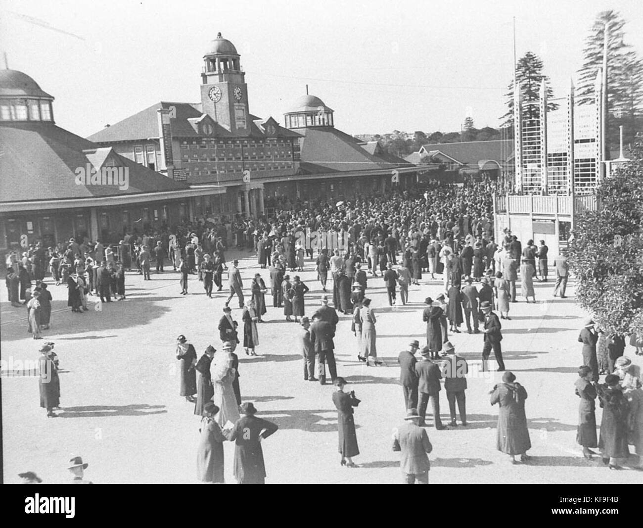 9043 Crowds in front of the totalisator board in Paddock enclosure ...
