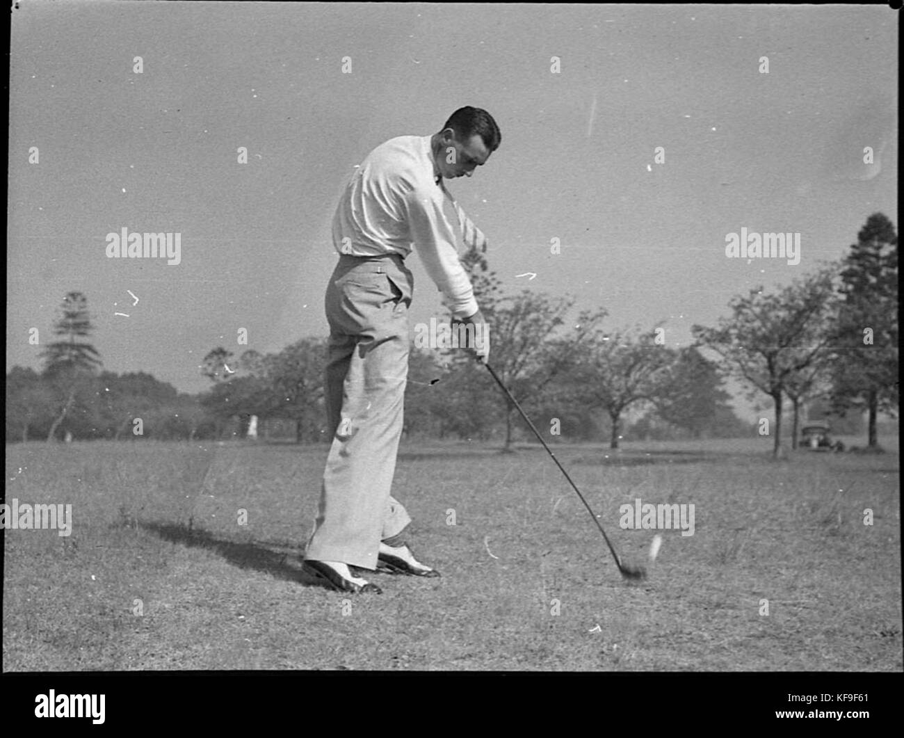 23752 Dan Cullen demonstrating golf technique for the camera at ...