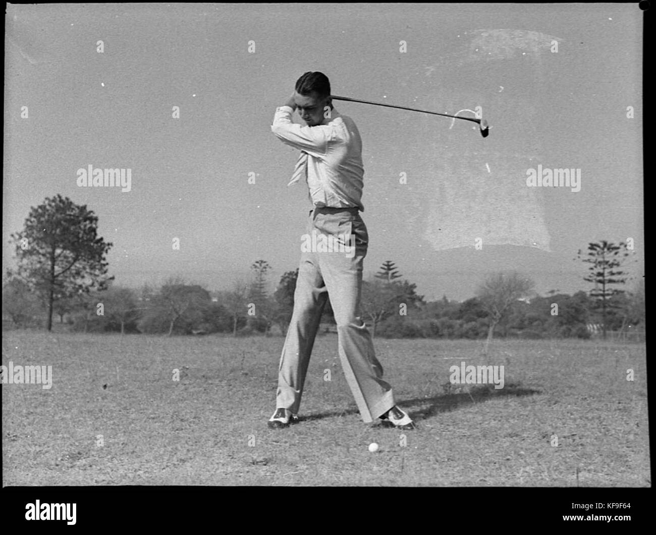 23764 Dan Cullen demonstrating golf technique for the camera at ...