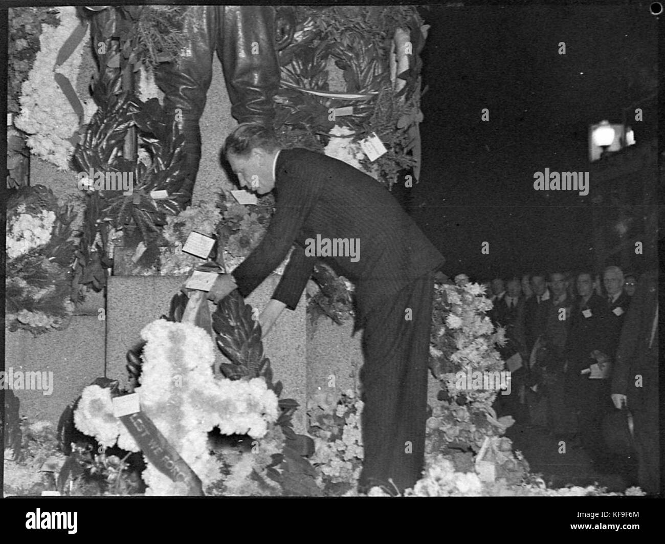 24109 Dawn service at Cenotaph Stock Photo - Alamy
