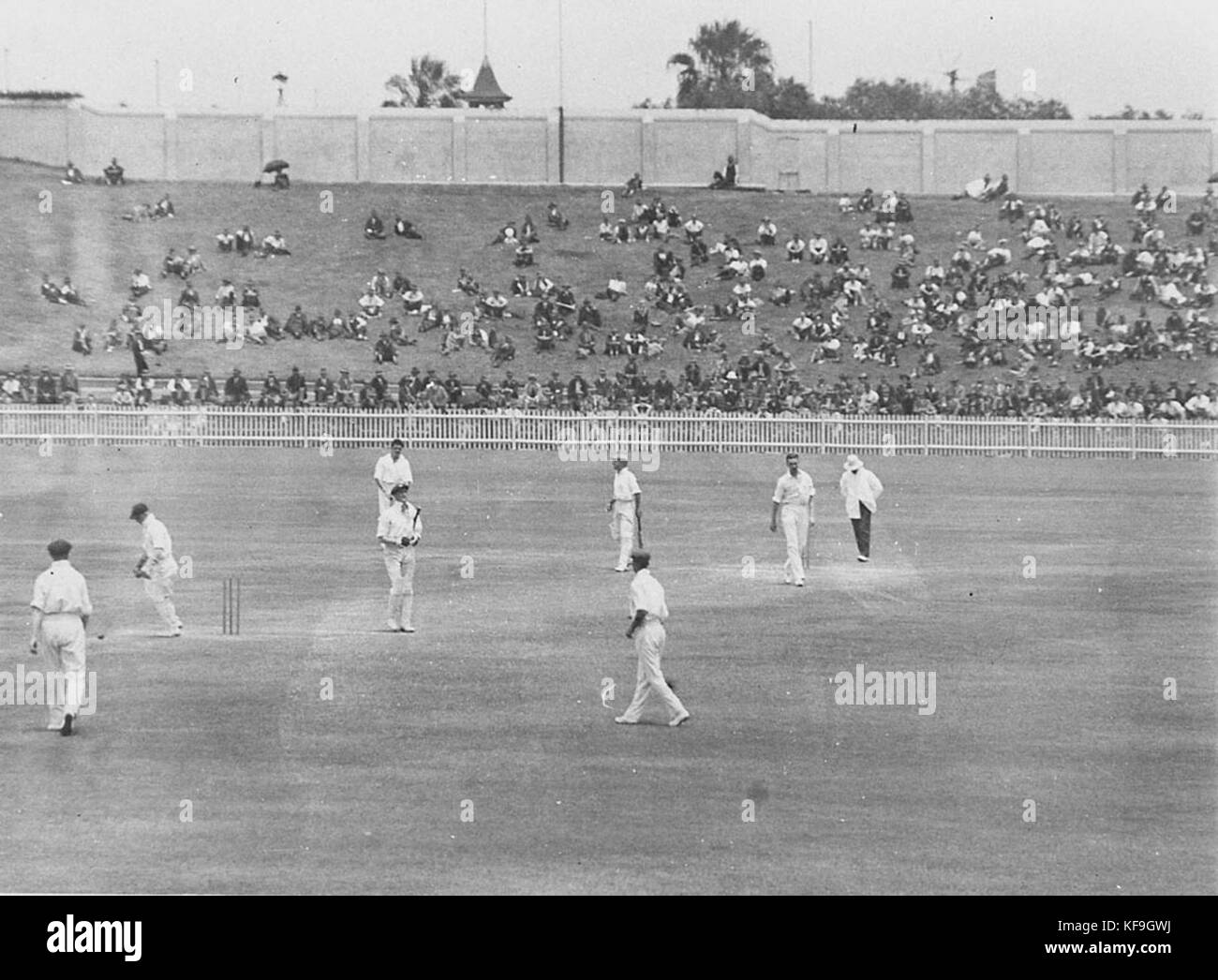 9413 Keeper Bert Oldfield misses one from Blacker Stock Photo - Alamy