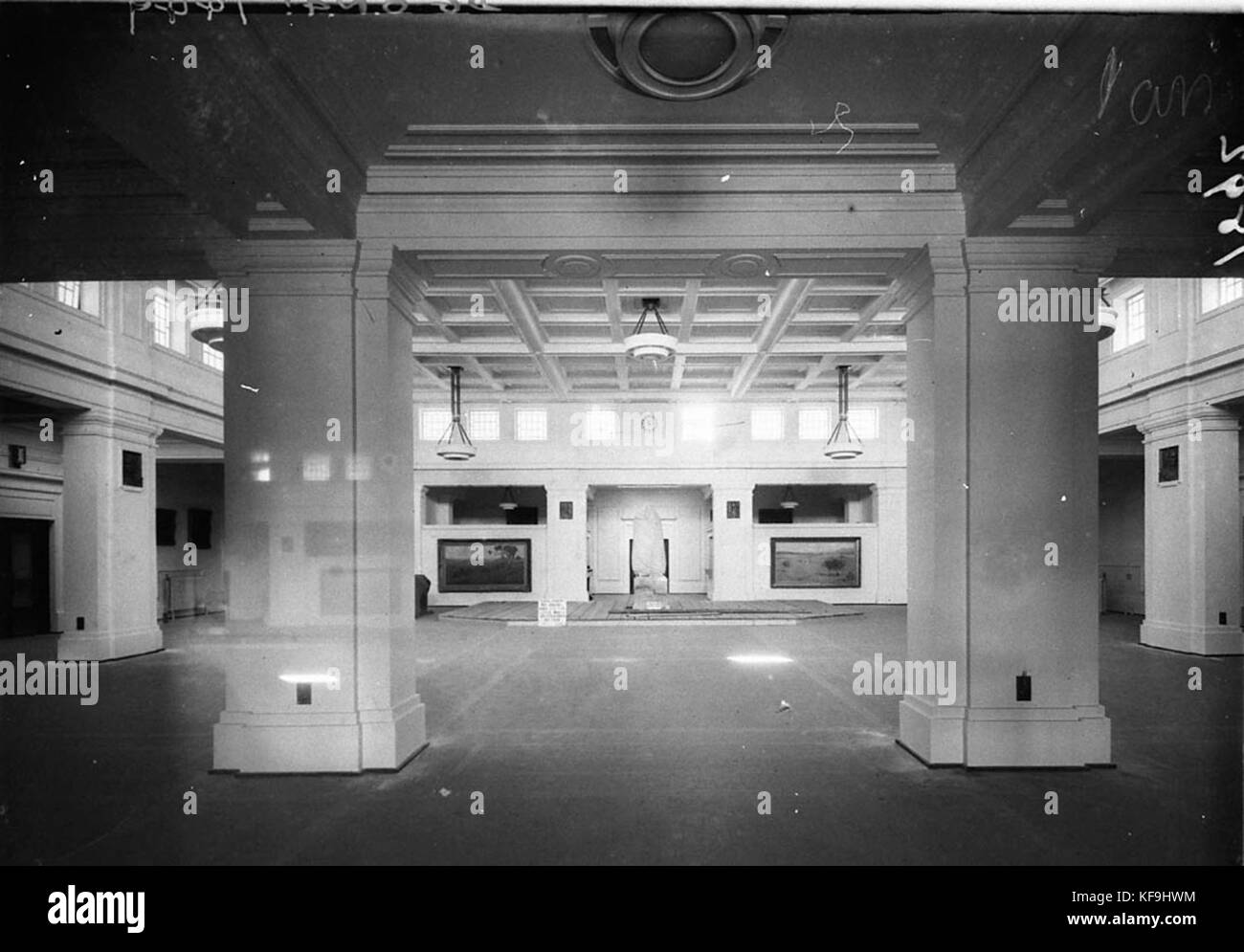 8390 Parliament House the entrance to the Kings Hall Kings statue is ...