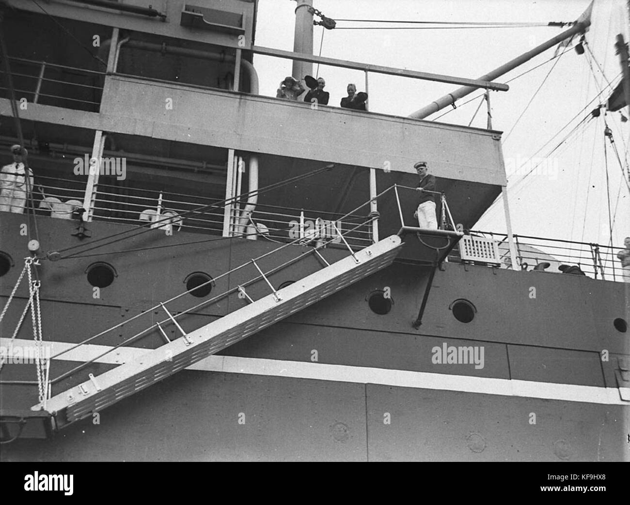 8956 Passengers watch as the ships gangway is lowered Stock Photo - Alamy