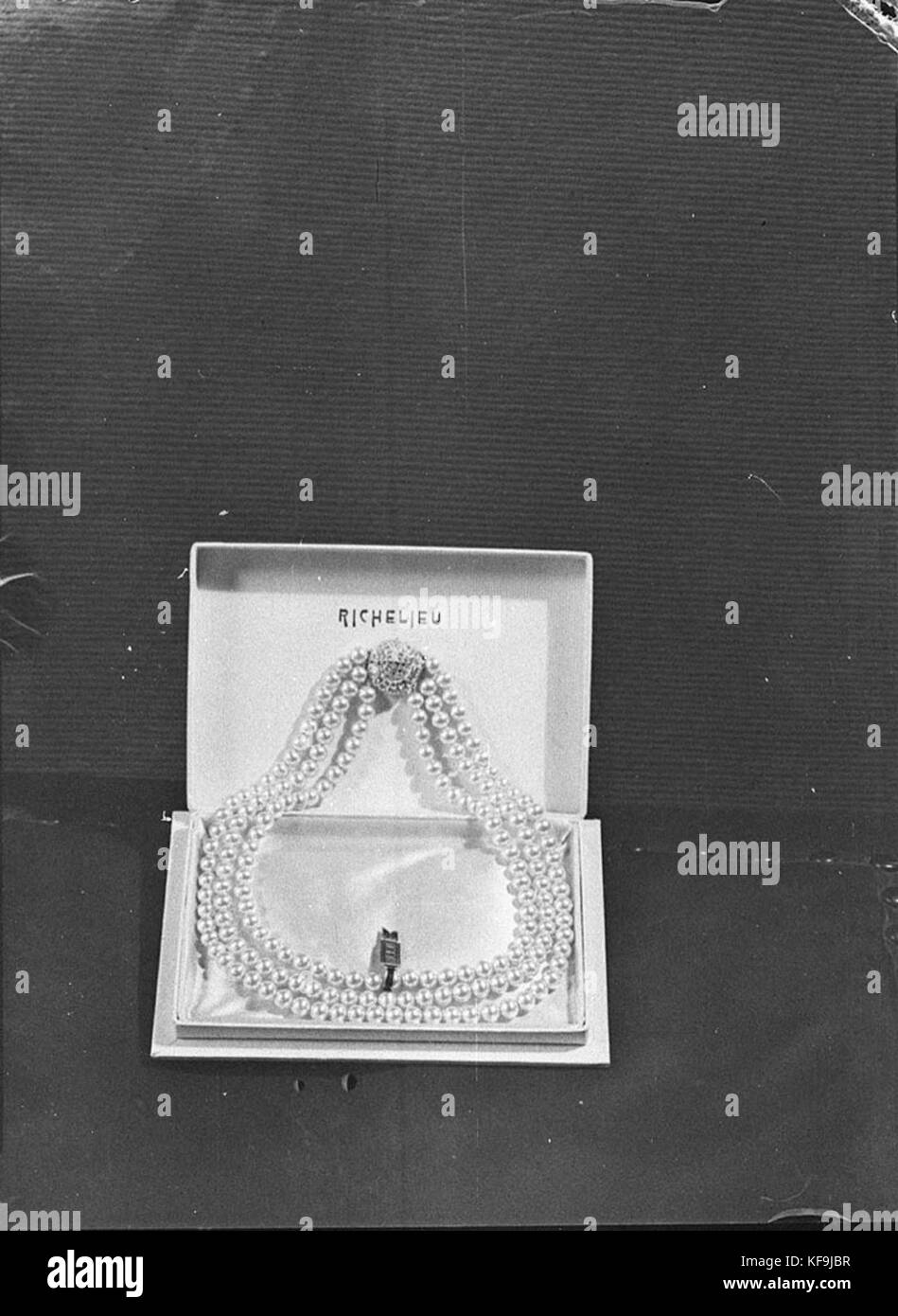 Pearls pearl necklace Black and White Stock Photos & Images - Alamy