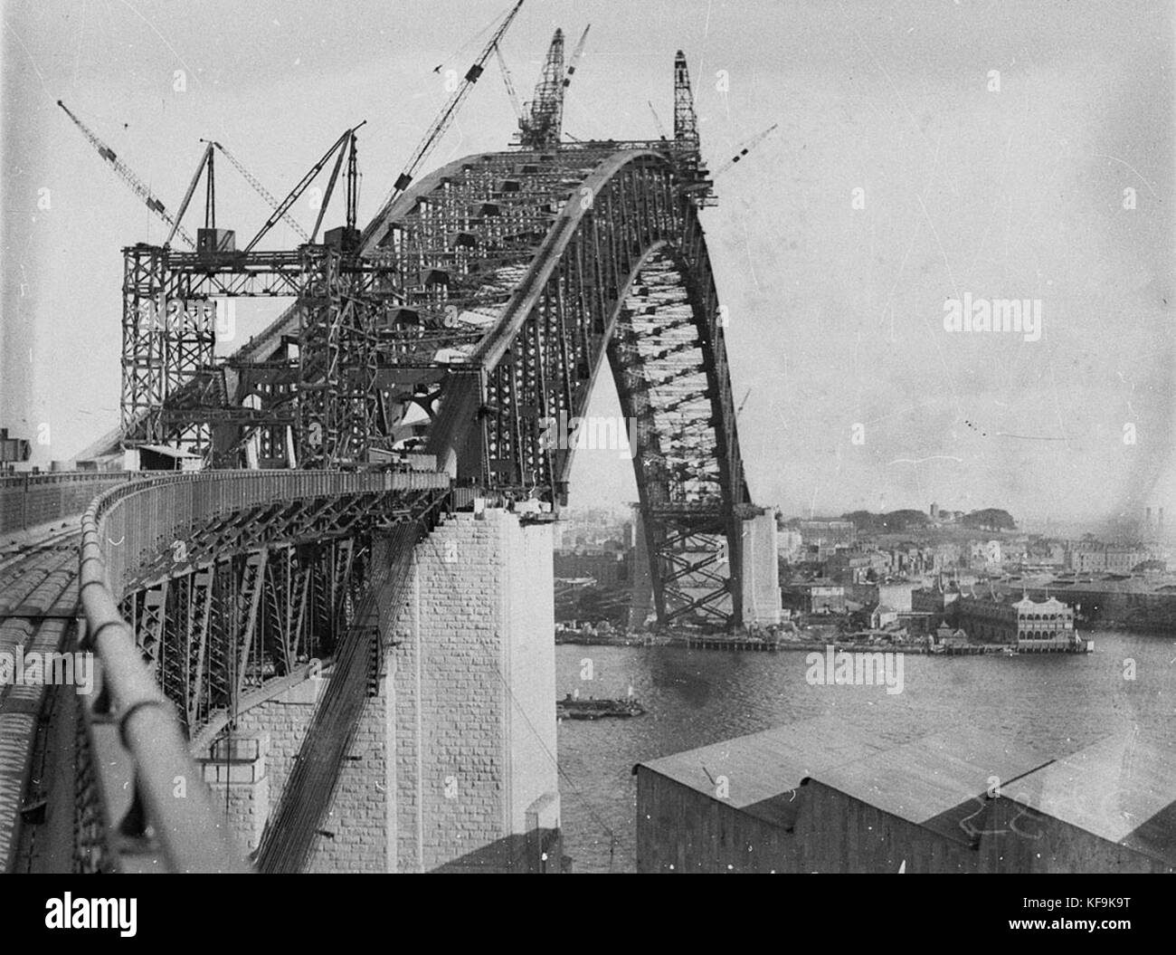 51289 The arch completed view from north side towards Sydney Bridge ...