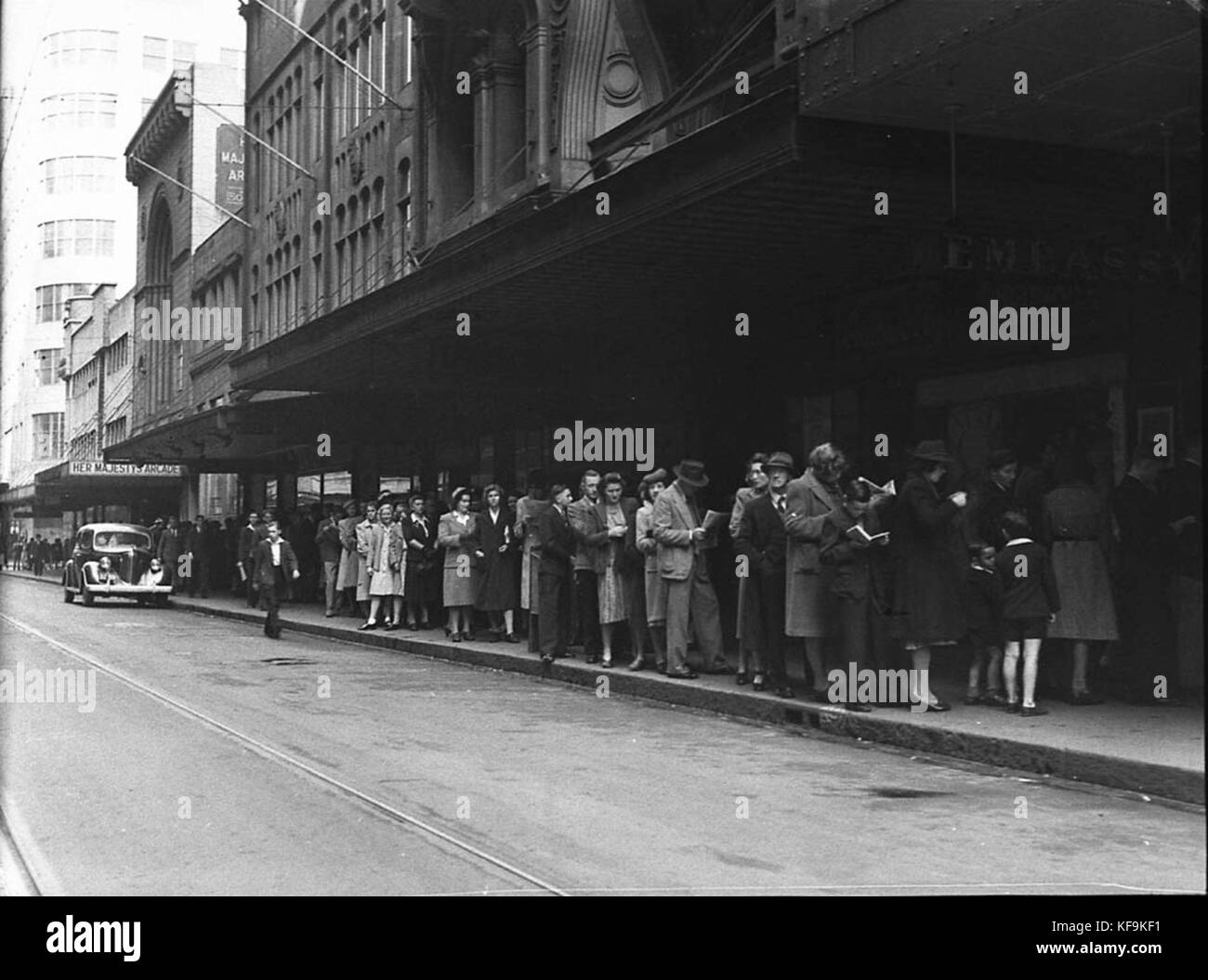 28667 Theatre queue for Esquire Embassy Theatre taken for Fox Films ...