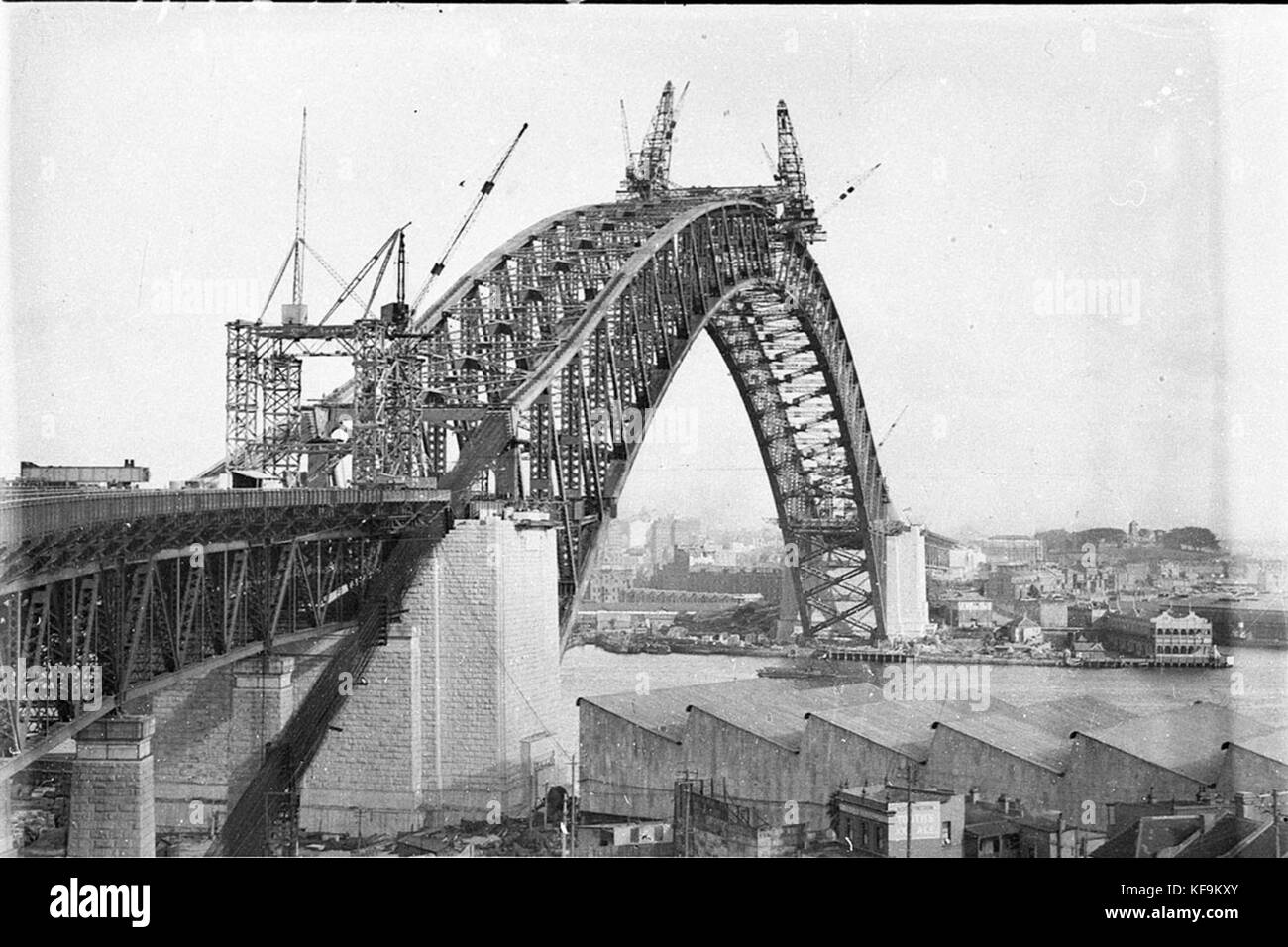 42880 View of the Sydney Harbour Bridge from the north side showing the ...