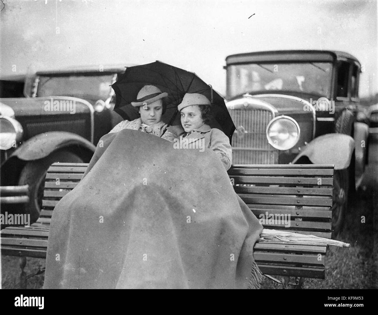 7467 Women huddled up against the cold Stock Photo - Alamy