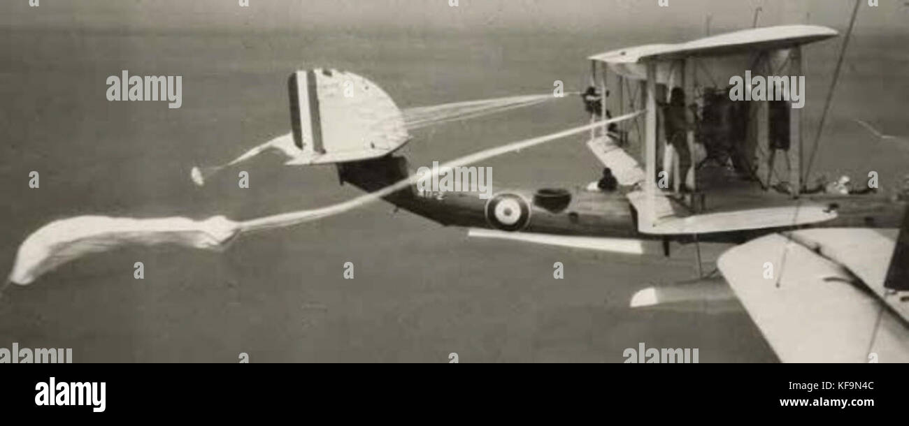 RAAF Southampton pull off parachute technique Stock Photo - Alamy