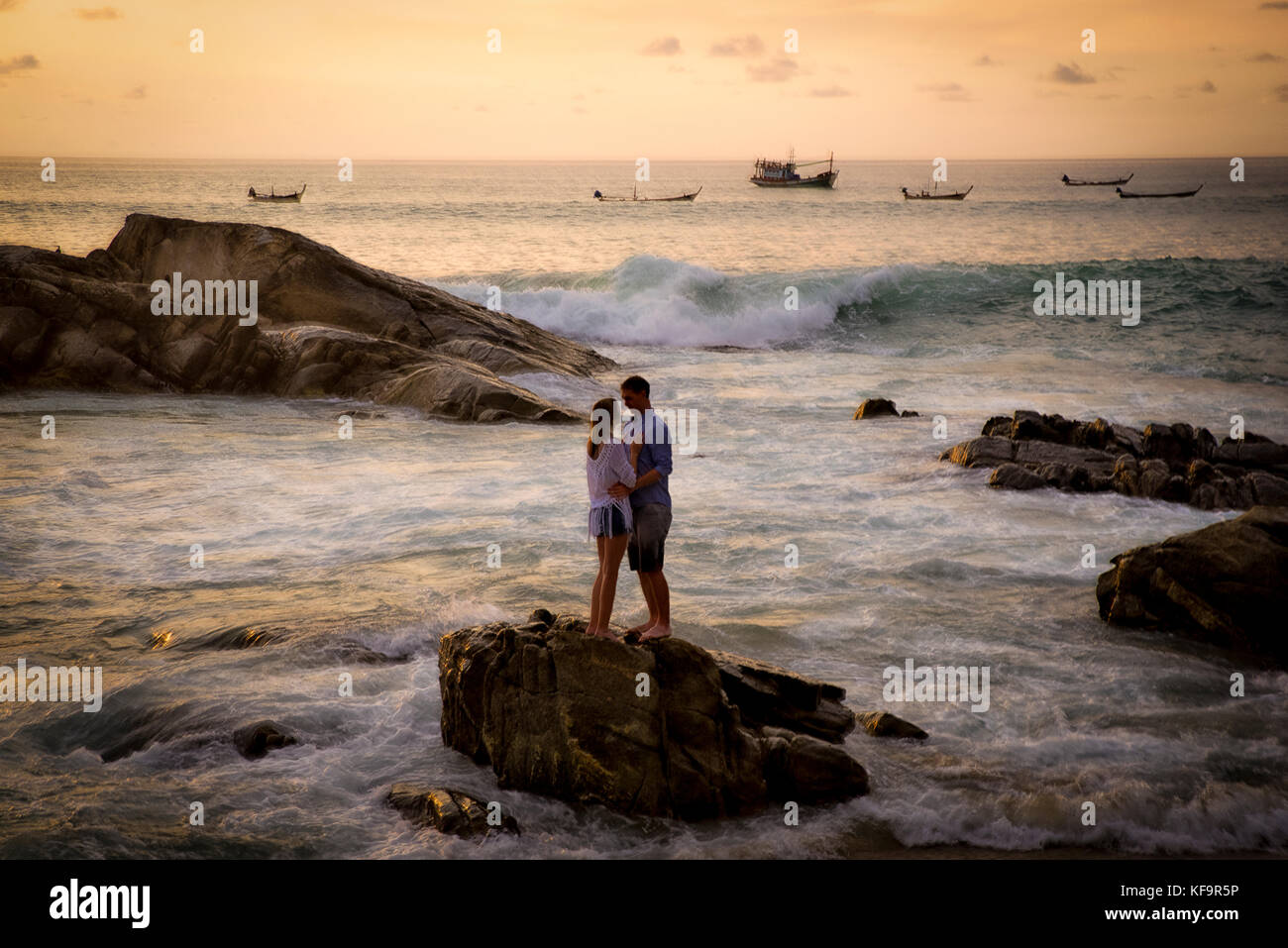 Thailandia Phuket lovers on the rocks Stock Photo - Alamy