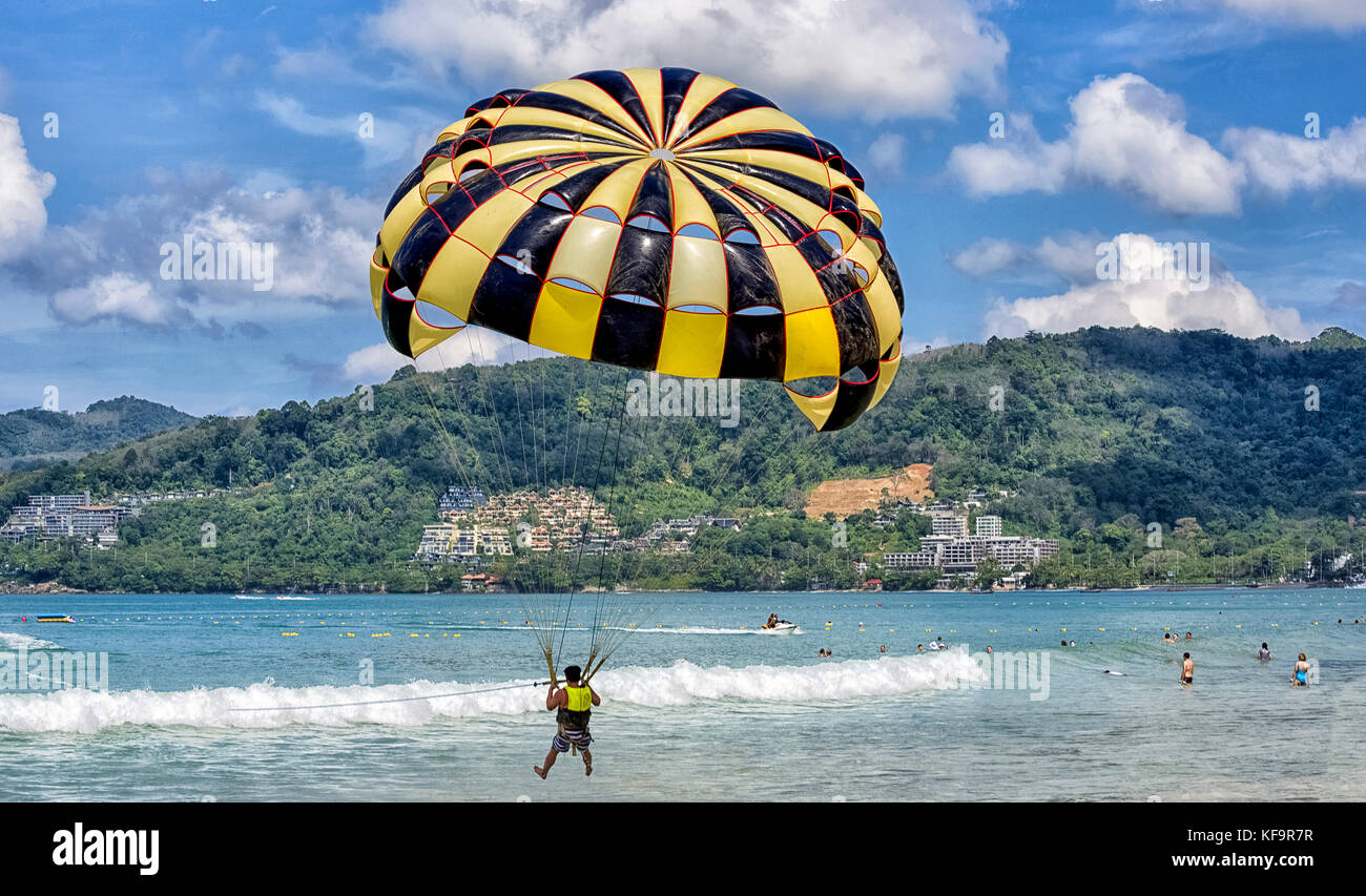 Thailandia Patong Beach Parasailing Stock Photo - Alamy