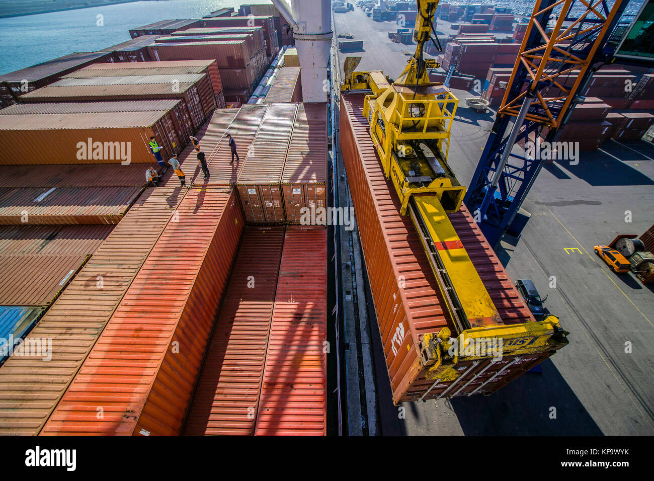 Containers ship loading hi-res stock photography and images - Alamy