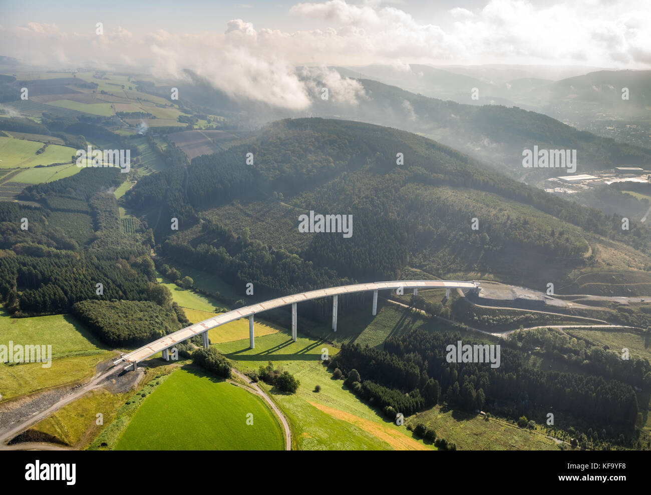 Ausbau der autobahn a46 mit der hochsten brucke von nordrhein hi-res ...