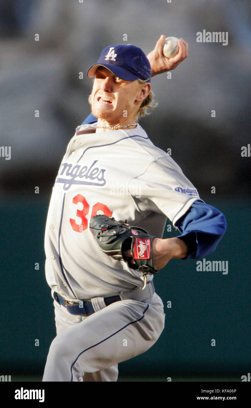 Los Angeles Dodgers pitcher Jeff Weaver throws against the Los Angeles ...
