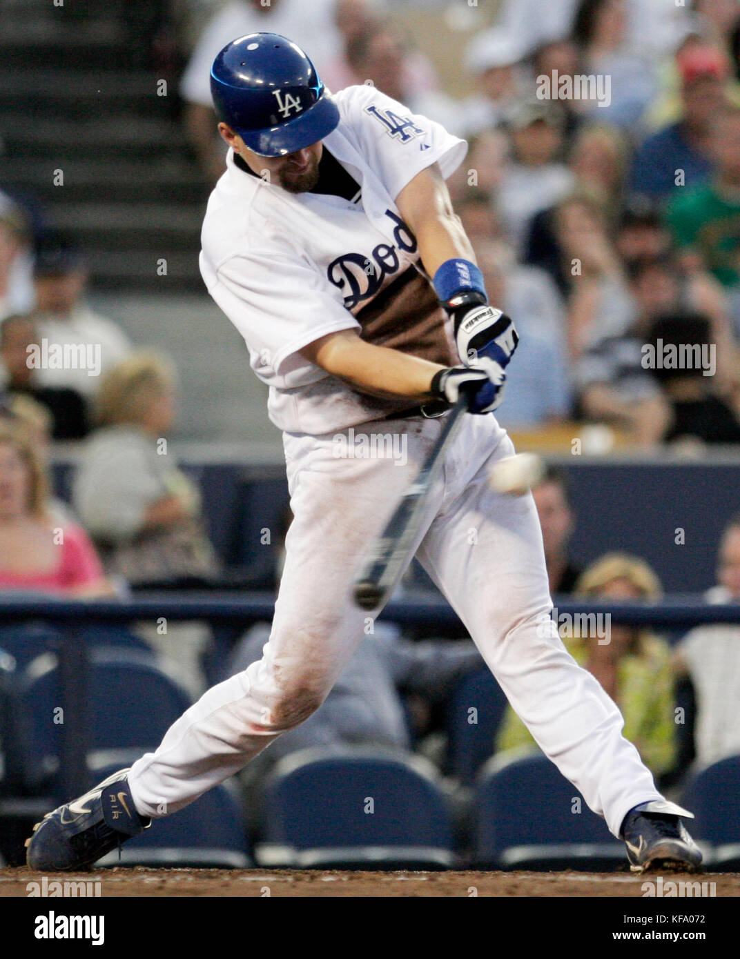 Los Angeles Dodgers' Jason Philips hits a run scoring single in the ...