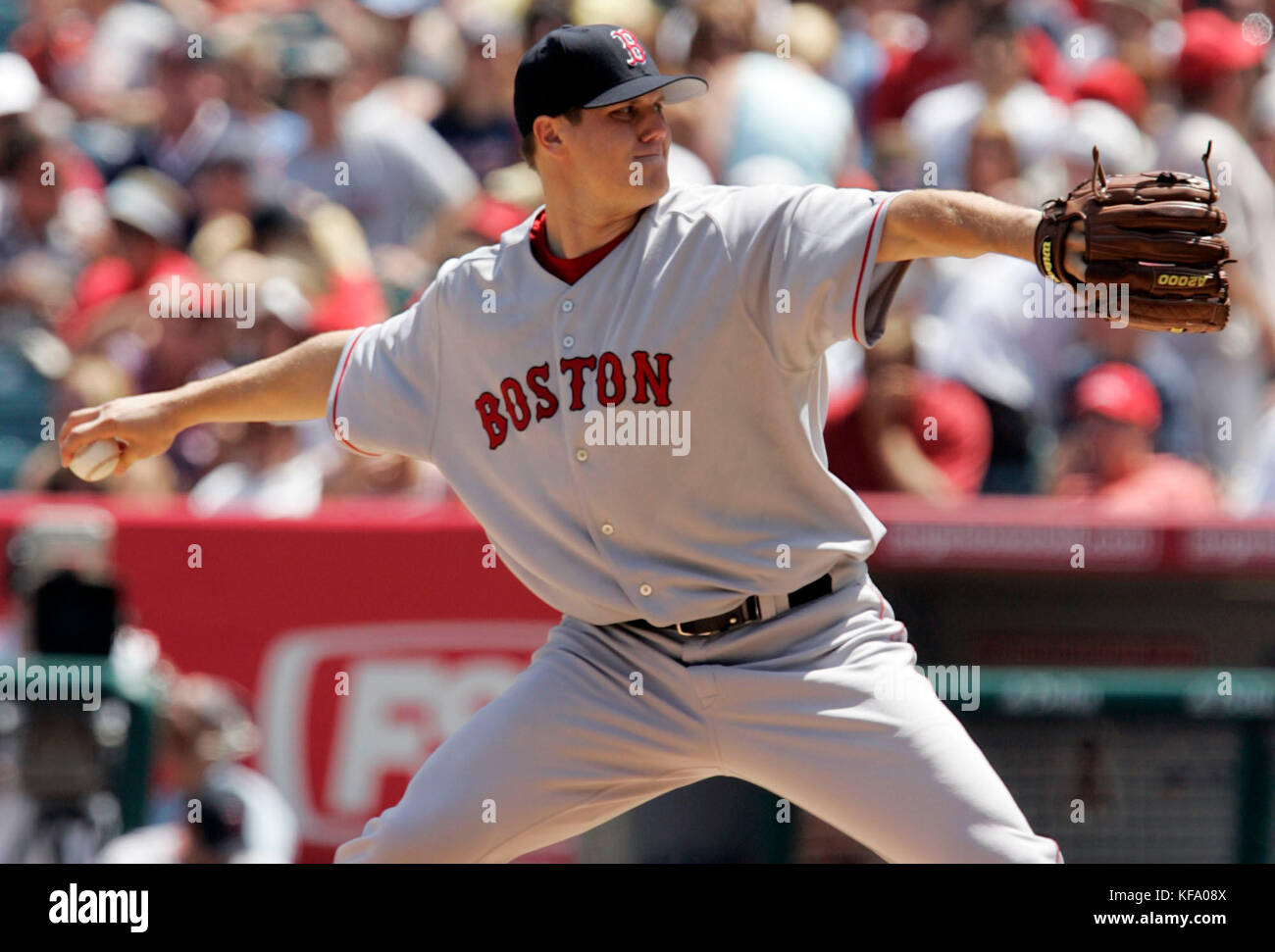 Boston Red Sox pitcher Jonathan Papelbon throws in the first inning ...