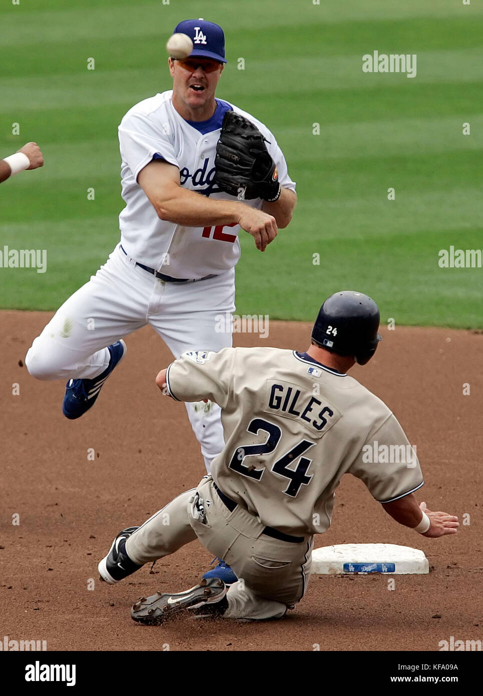 Los Angeles Dodgers second baseman Jeff Kent, left, forces out San ...