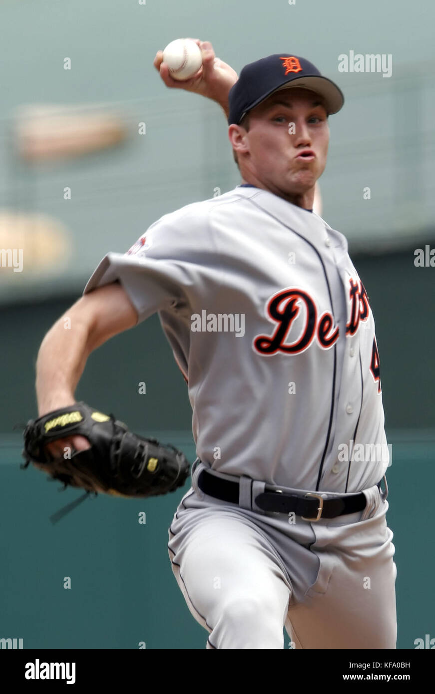 Detroit Tigers pitcher Mike Maroth throws to the Los Angeles Angels in ...
