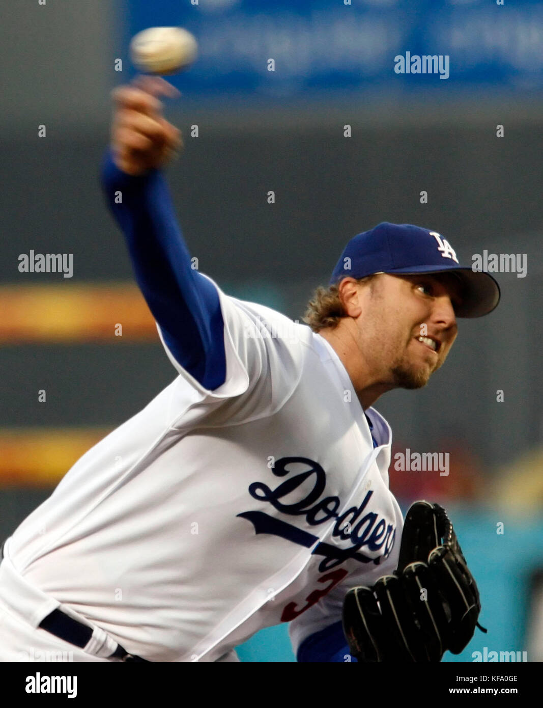 Los Angeles Dodgers' Brett Tomko pitches against the Chicago Cubs in ...