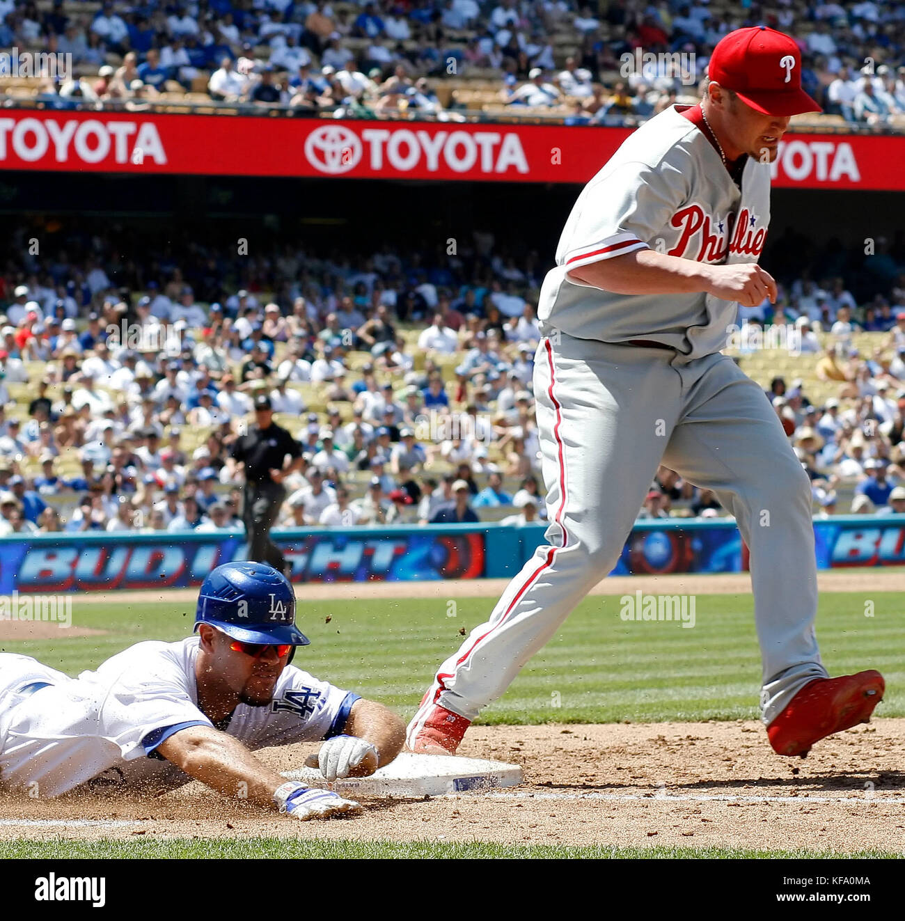 Los Angeles Dodgers Ramon Martinez dives into first base beating ...