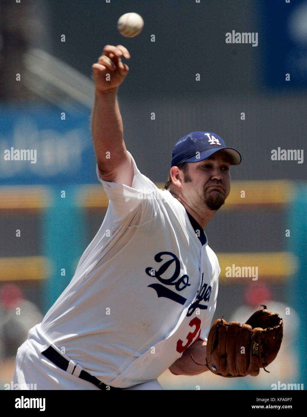 Los Angeles Dodgers' Brad Penny pitches against the Philadelphia ...