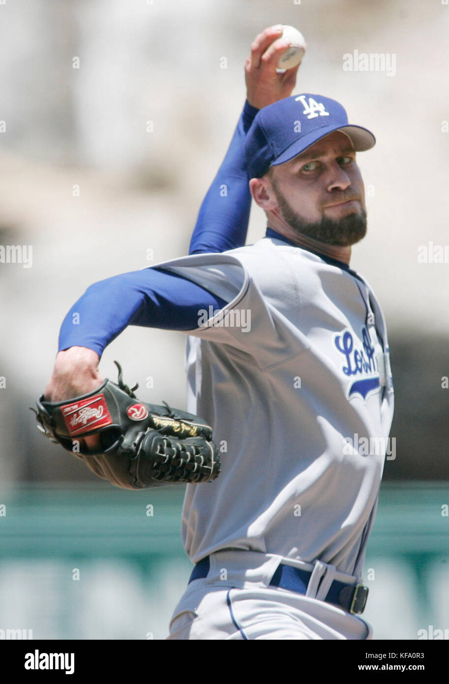 Los Angeles Dodgers' Mark Hendrickson pitches against the Los Angeles ...