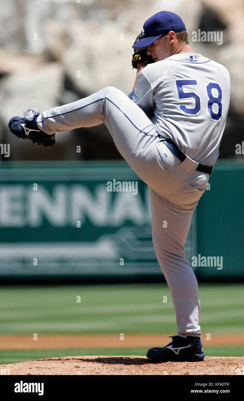 Los Angeles Dodgers' Chad Billingsley pitches against the Los Angeles ...