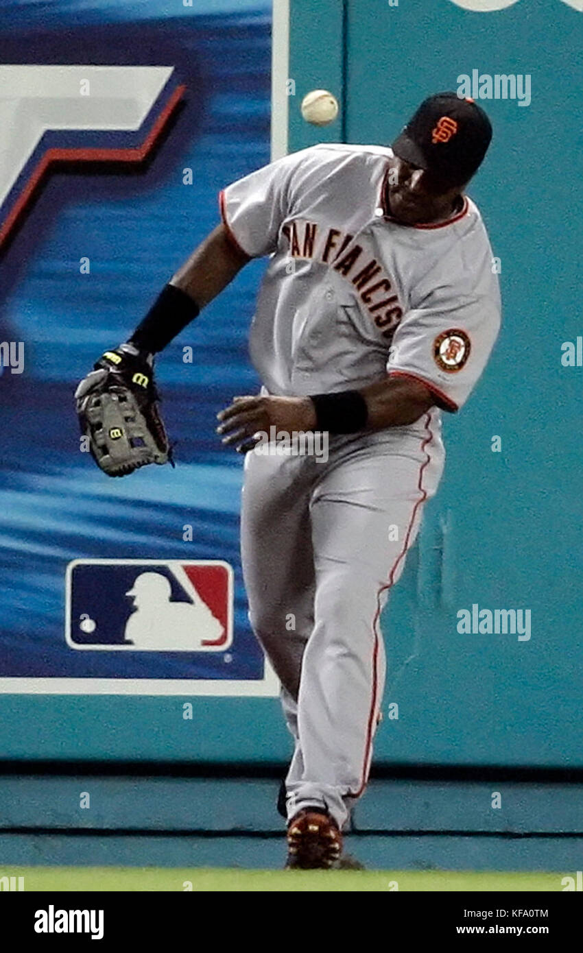 San Francisco Giants left fielder Barry Bonds tries to field a double ...