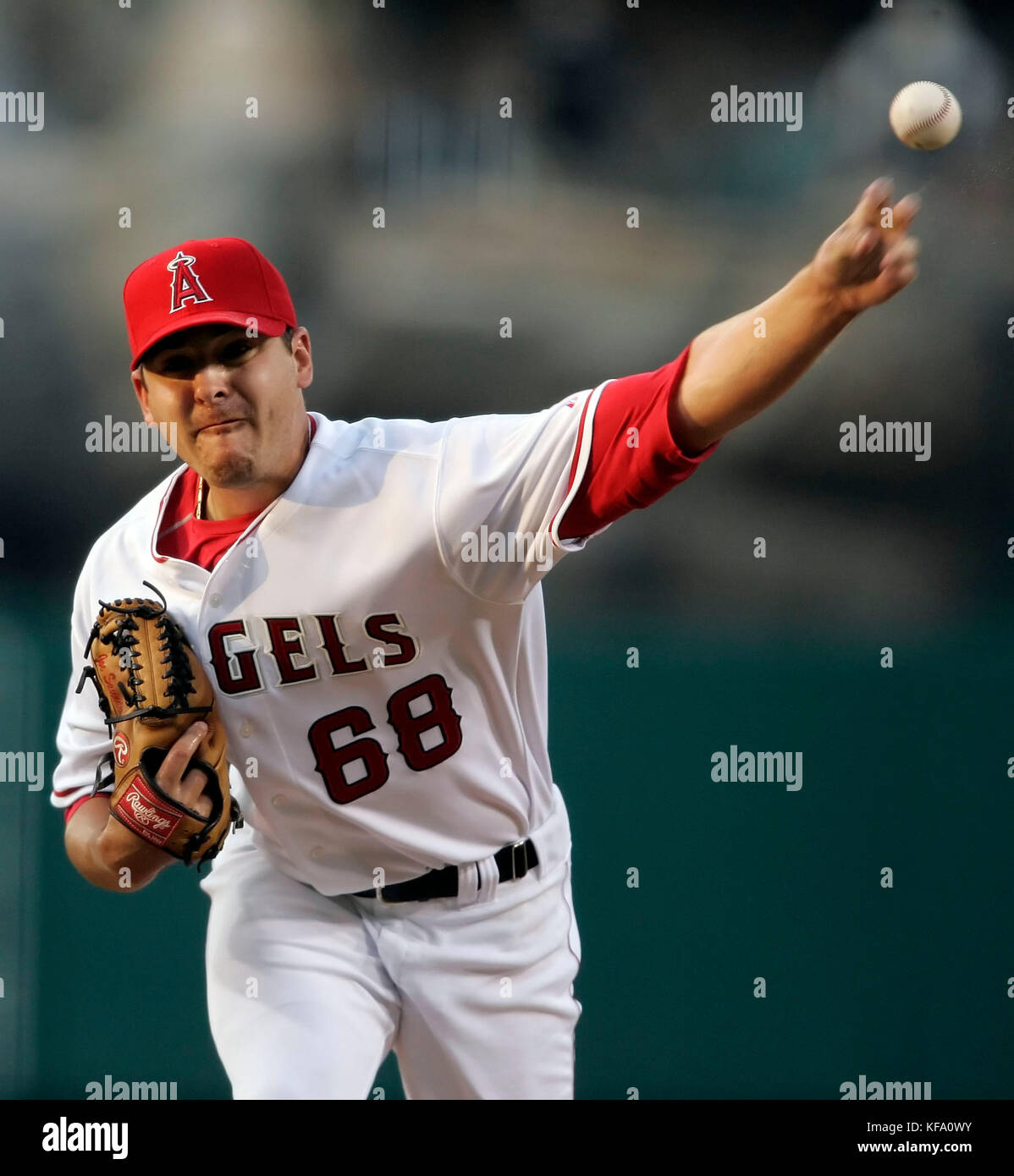 Los Angeles Angels' Joe Saunders pitches against the Cleveland Indians ...