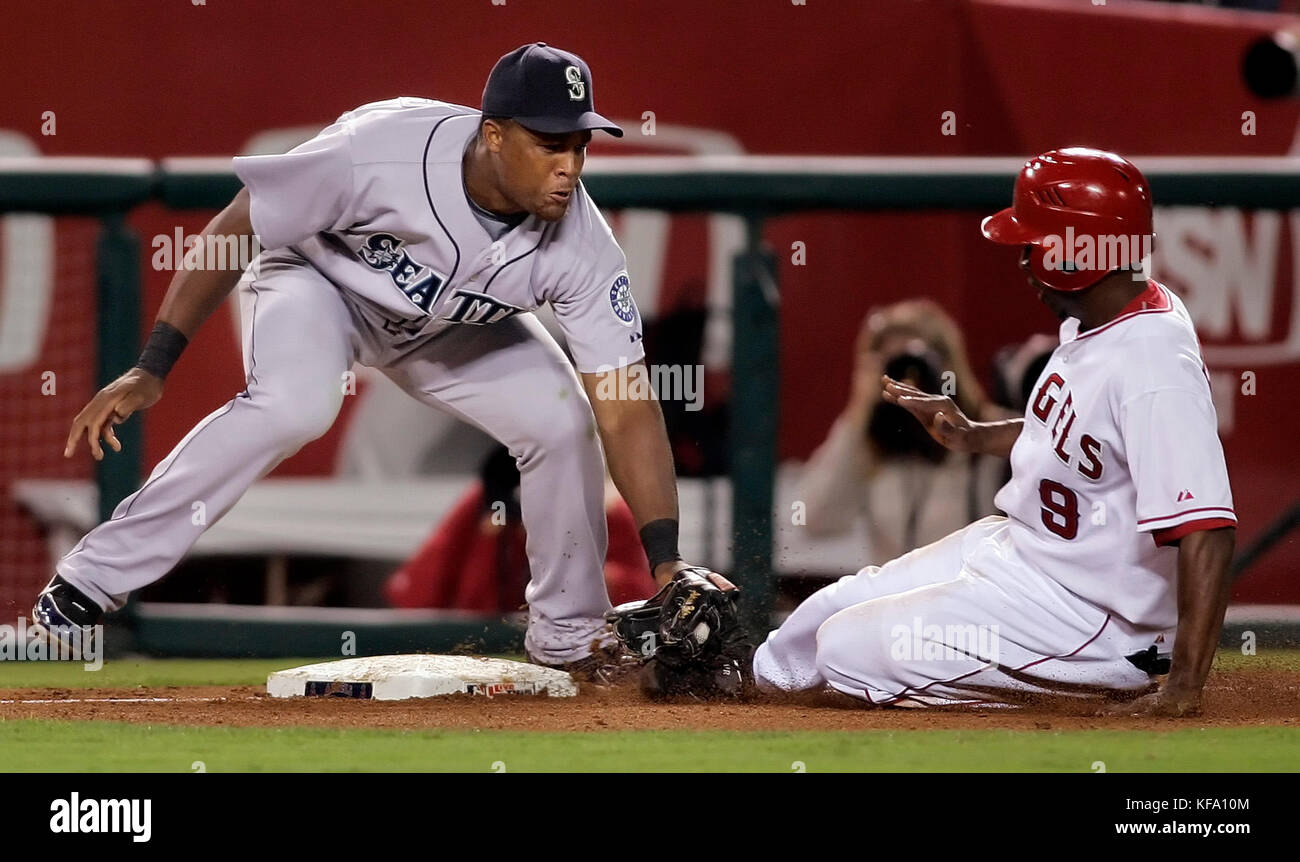 Seattle Mariners third baseman Adrian Beltre, left, tags out Los ...
