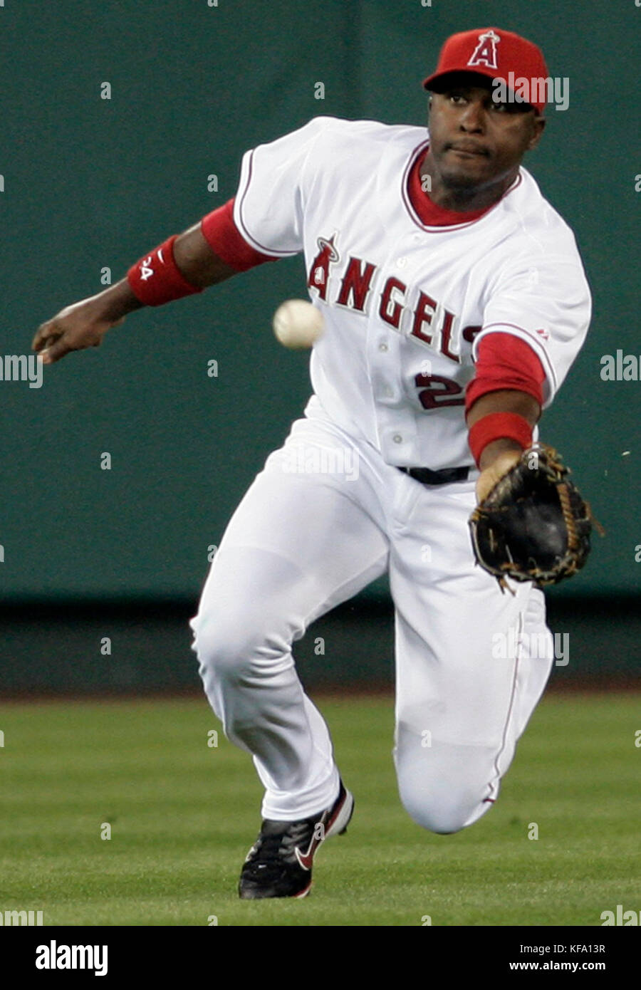 Los Angeles Angels' center fielder Gary Matthews Jr. catches a ball hit ...