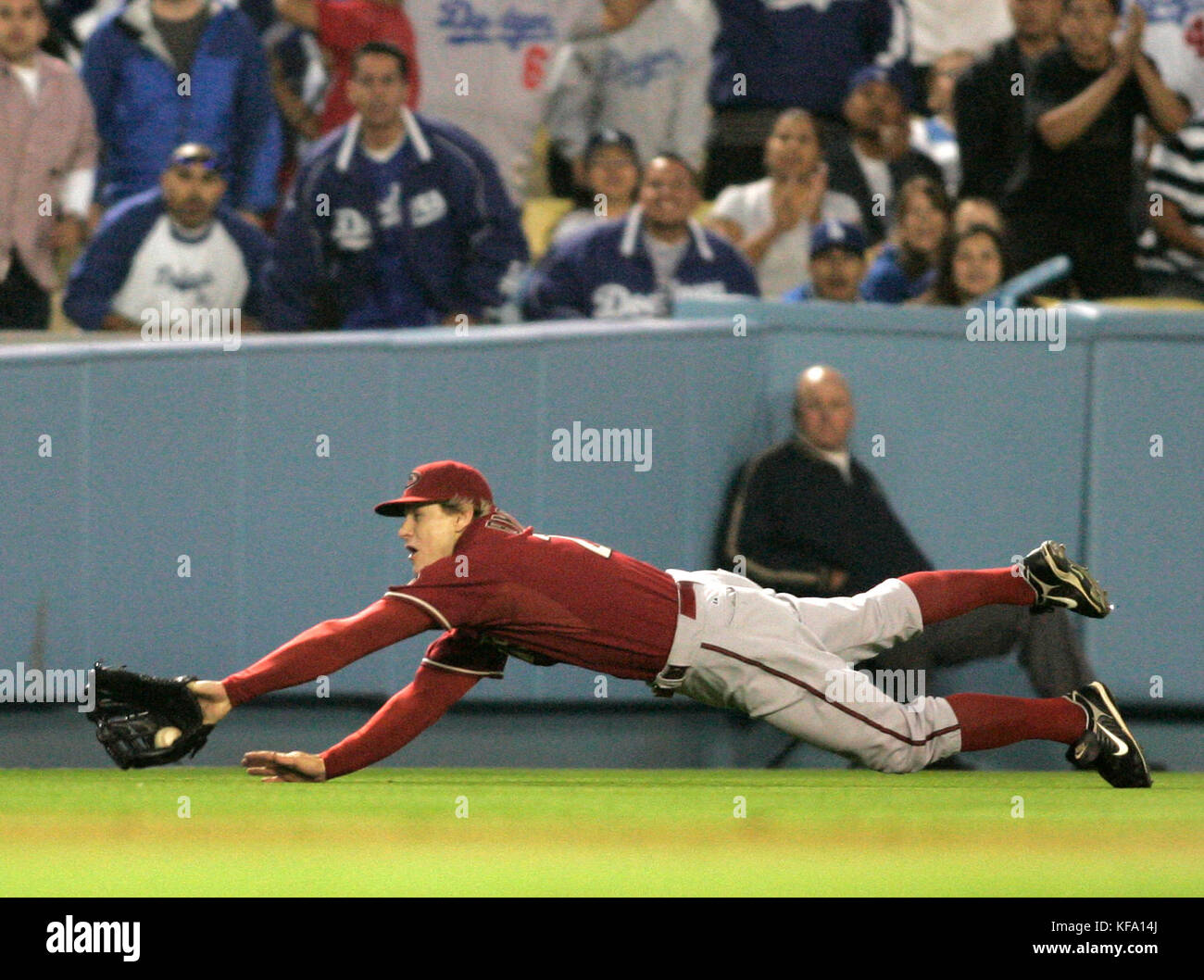 Arizona Diamondbacks left fielder Eric Byrnes makes a diving catch of a ...