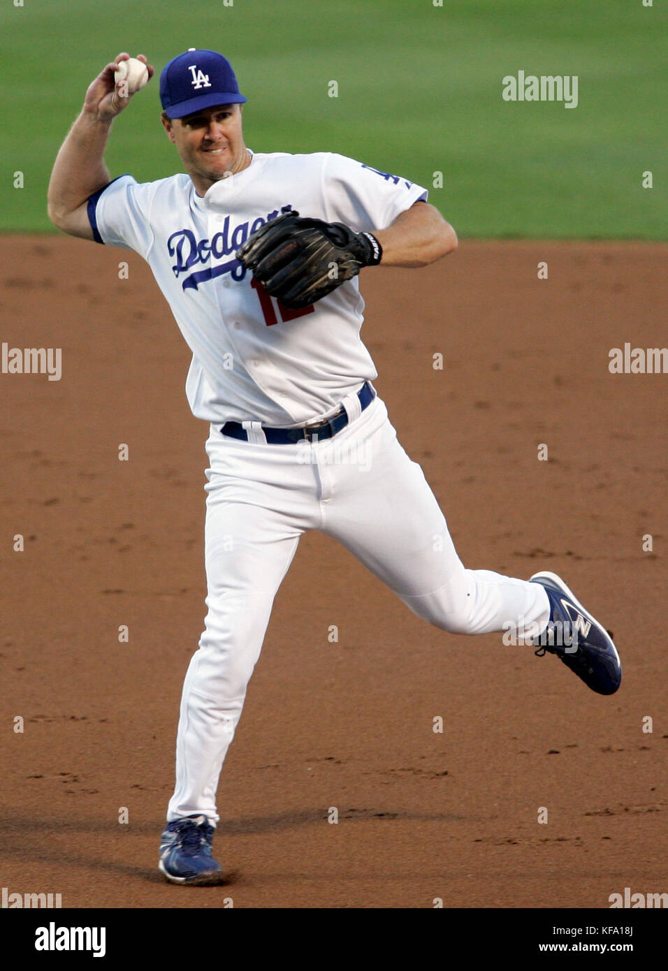 Los Angeles Dodgers second baseman Jeff Kent throws to first base on ...