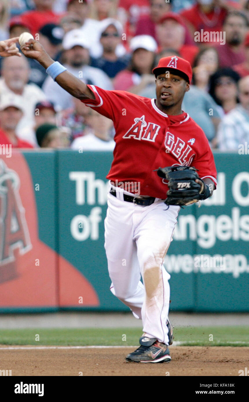 Los Angeles Angels third baseman Chone Figgins throws to first base to ...