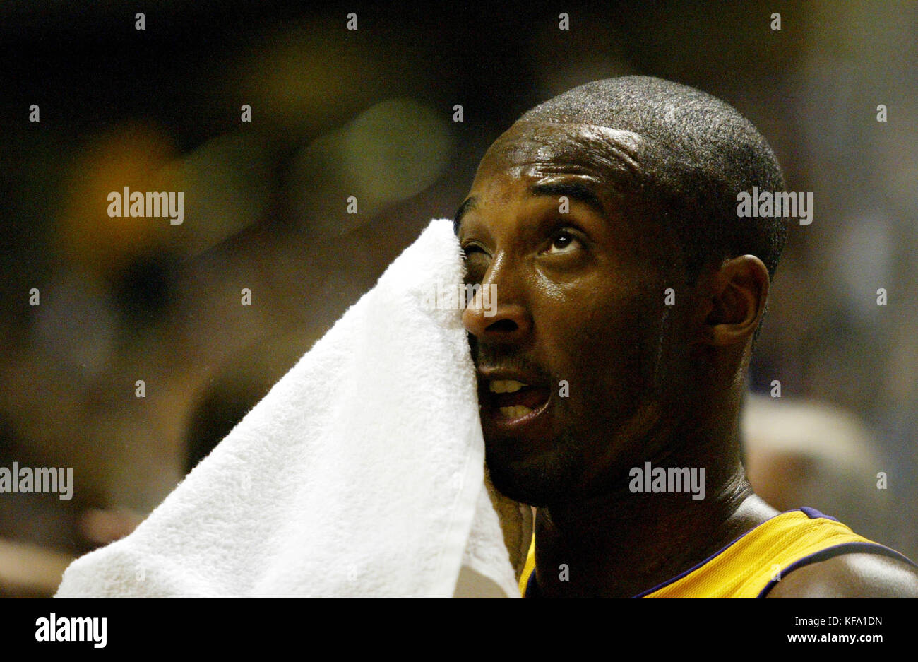 Los Angeles Lakers Kobe Bryant wipes his face with a towel during a pre ...