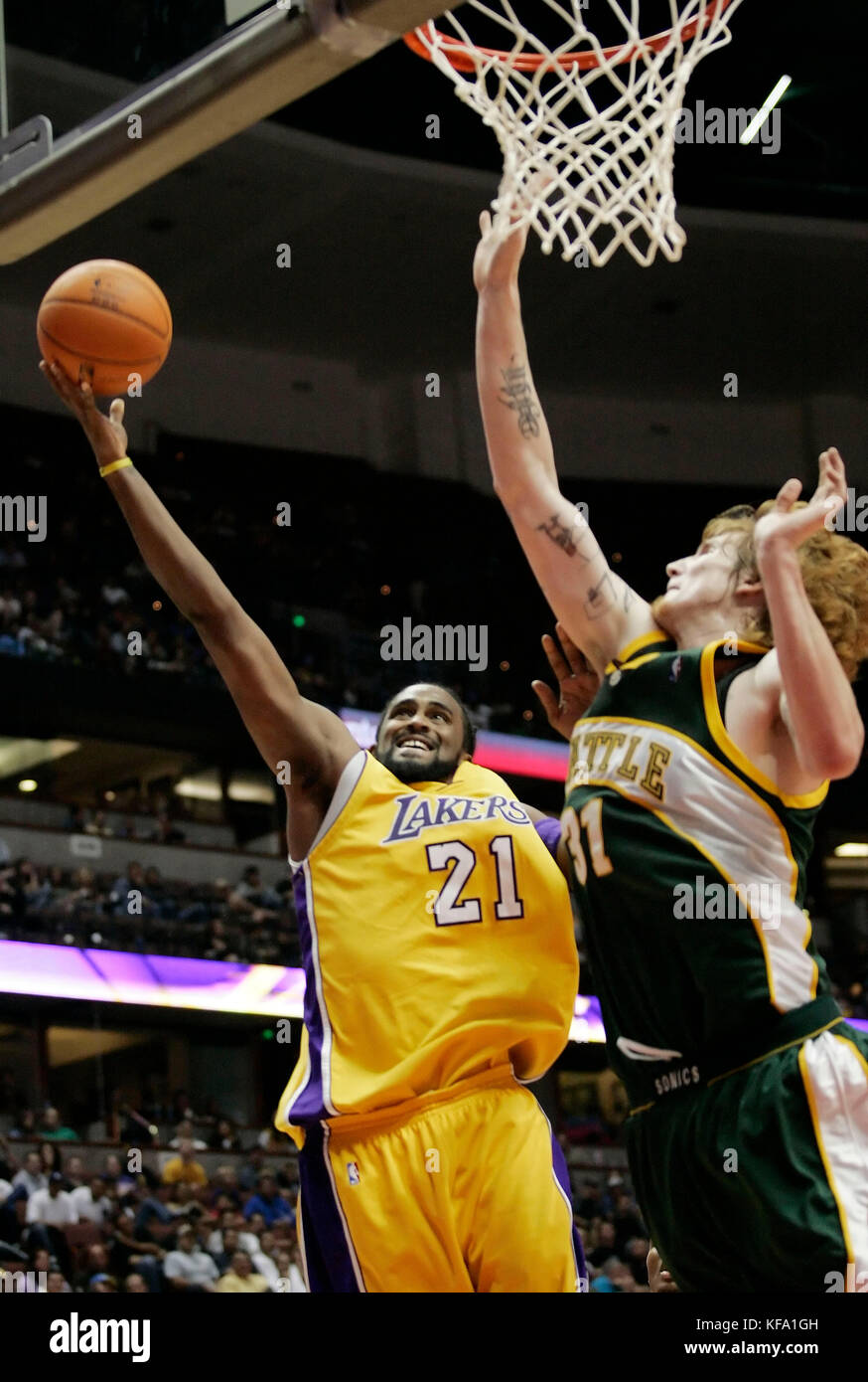 Los angeles lakers uniform hi-res stock photography and images - Alamy