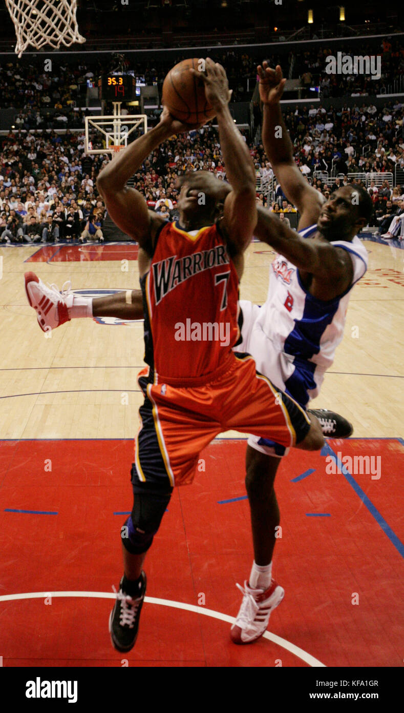 Golden State Warriors' Kelenna Azubuike (7) is hit in the face by Los ...