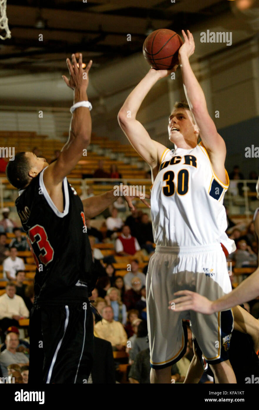 UC Riverside's David Misko, right, shoots over Pacific's Guillaume ...