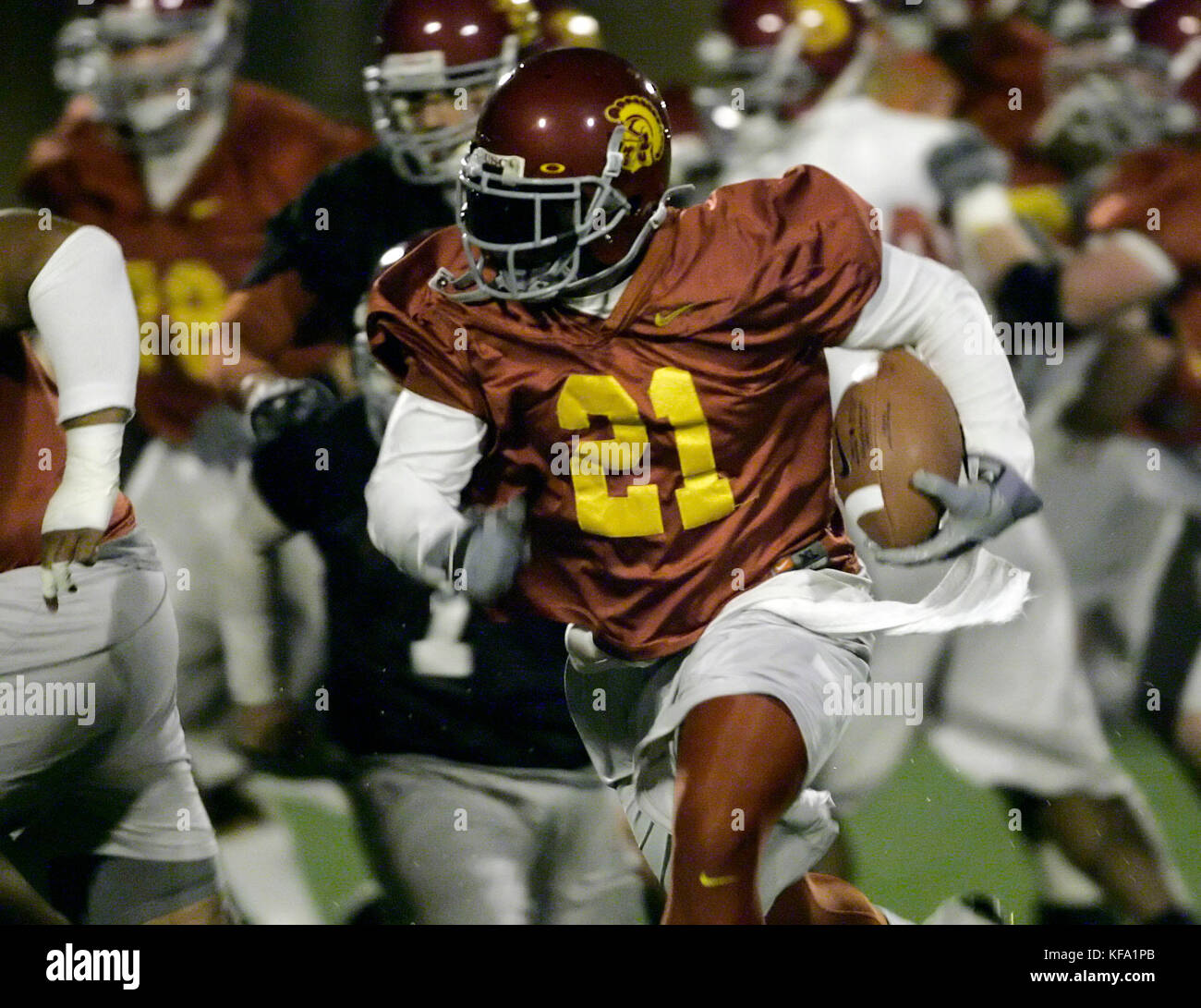 Southern California's LenDale White (21) runs with the ball during a ...