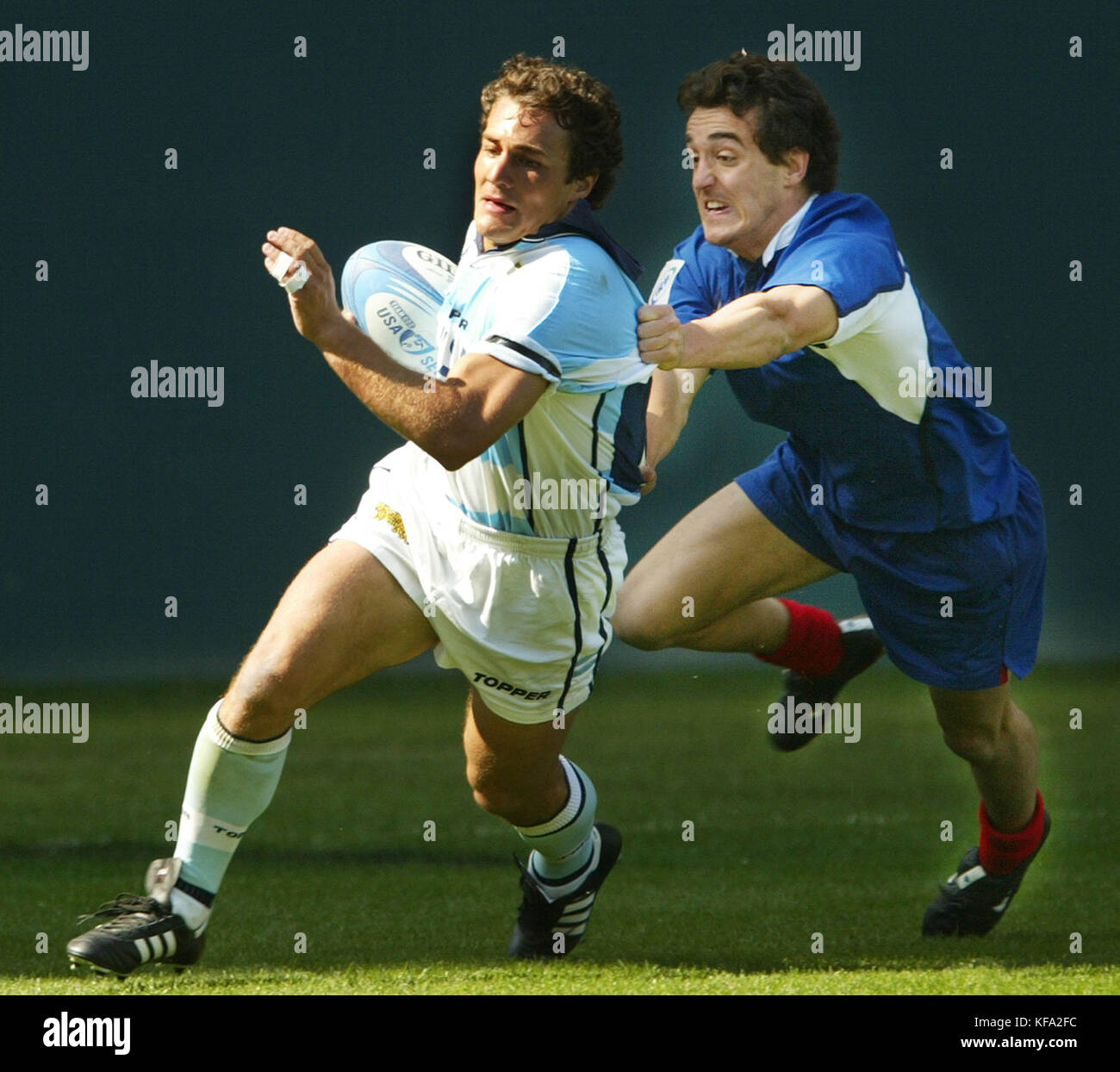 Argentina's Lucio Lopez Fleming, (L) runs away from France's Jeremy ...