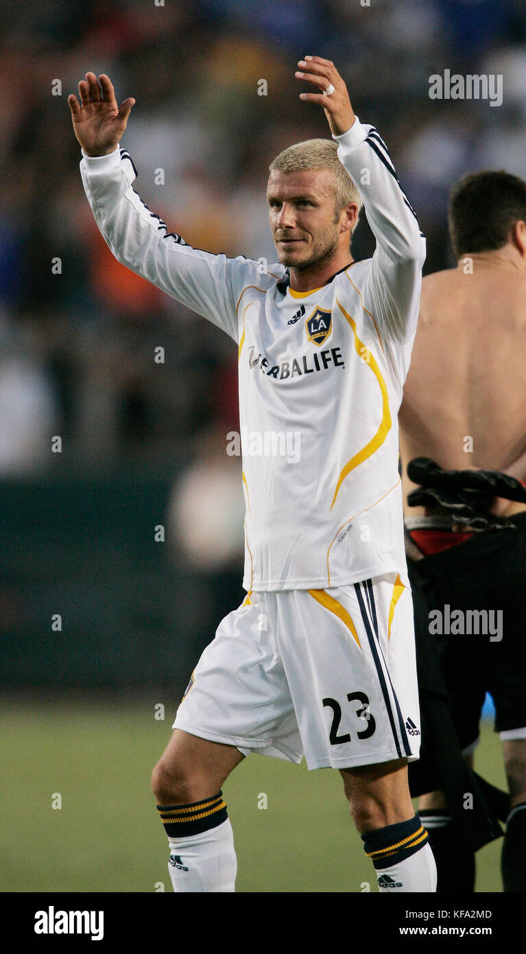 Los Angeles Galaxy's David Beckham claps to fans after his game against ...