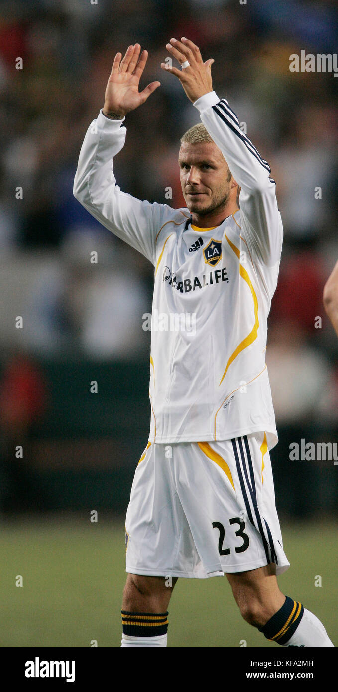 Los Angeles Galaxy's David Beckham claps to fans after his game against ...